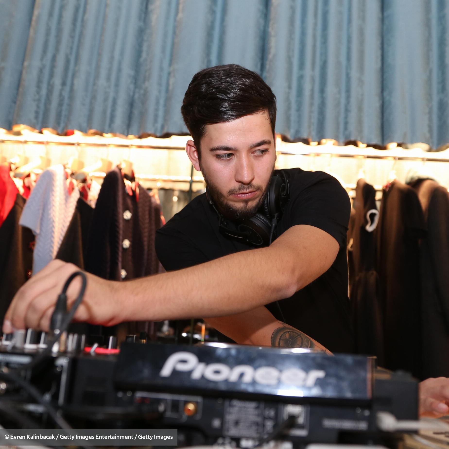 Mahmut Orhan - Télécharger et écouter les albums.