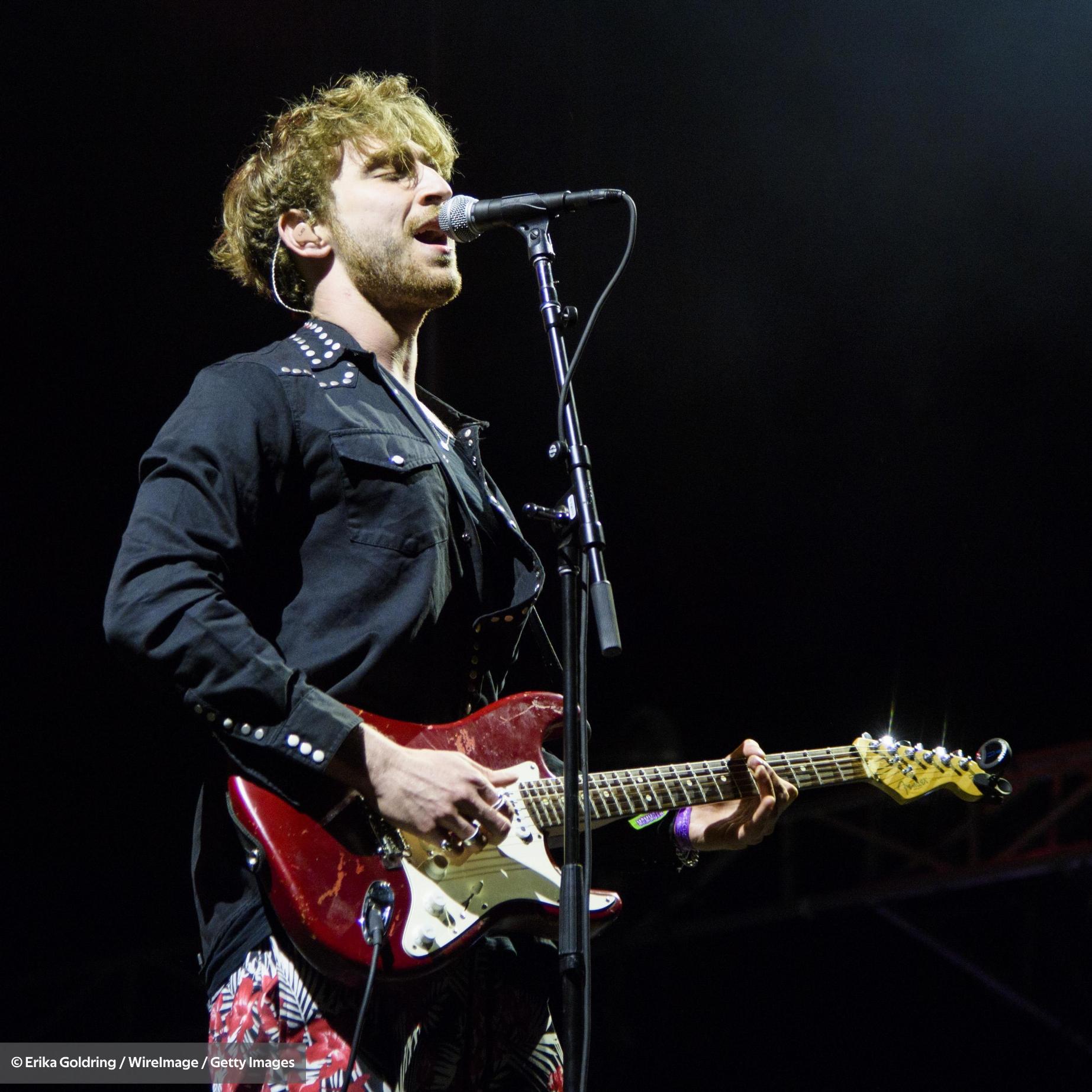 Two Feet - Télécharger et écouter les albums.