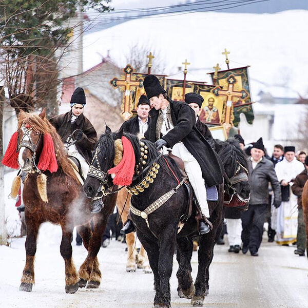 COLINDE TRADITIONALE ROMANESTI 2023 SCOALA, SCOALA TU OM BUN COLAJ NOU ...