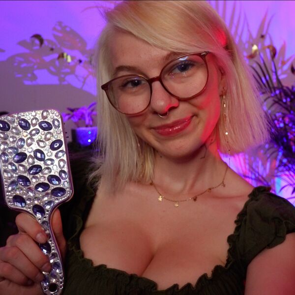 ASMR Kind Girl Gives You A Scalp Massage In Class, Soph Stardust ASMR - Qobuz