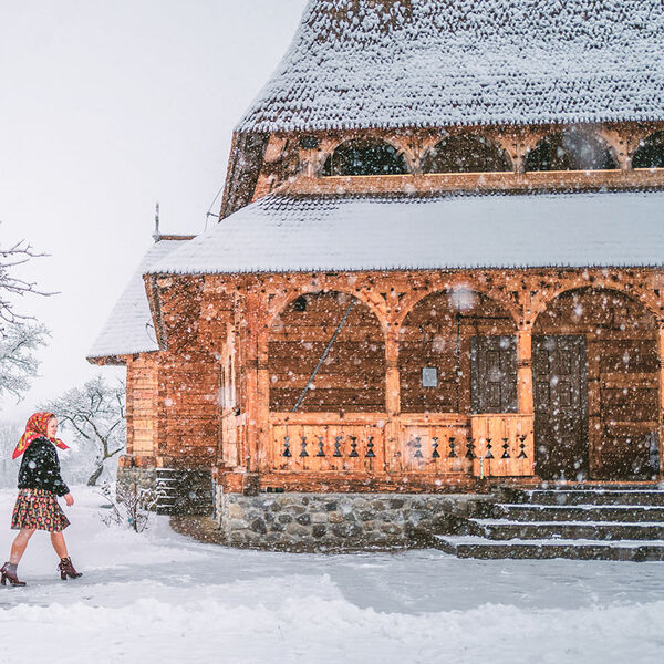 Colaj colinde traditionale 2023 intr-un mic locas, Colinde de Craciun ...